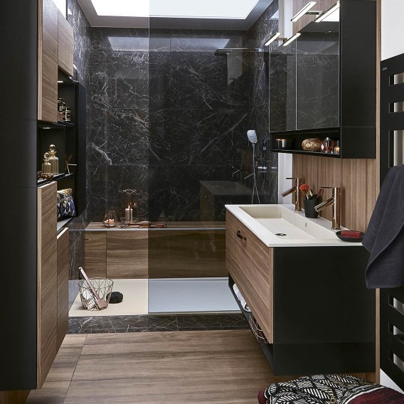Salle de bain noire et bois | Mobalpa